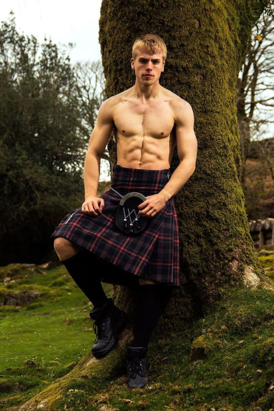 Gratuitous Shirtless Men in Kilts | MATTHEW'S ISLAND