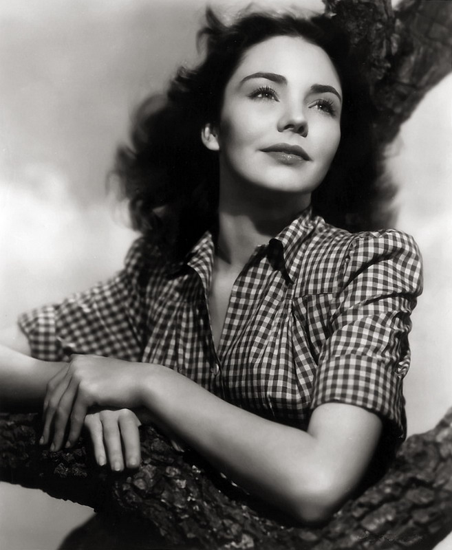 Young Jennifer Jones, wearing gingham | MATTHEW'S ISLAND