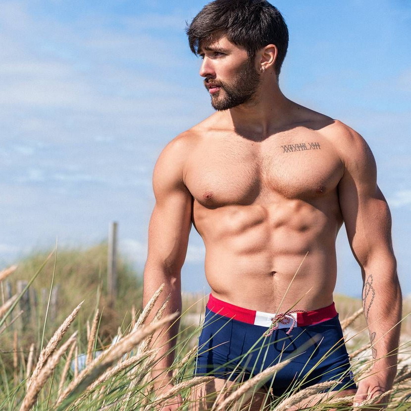 Model, au bord de la mer | MATTHEW'S ISLAND