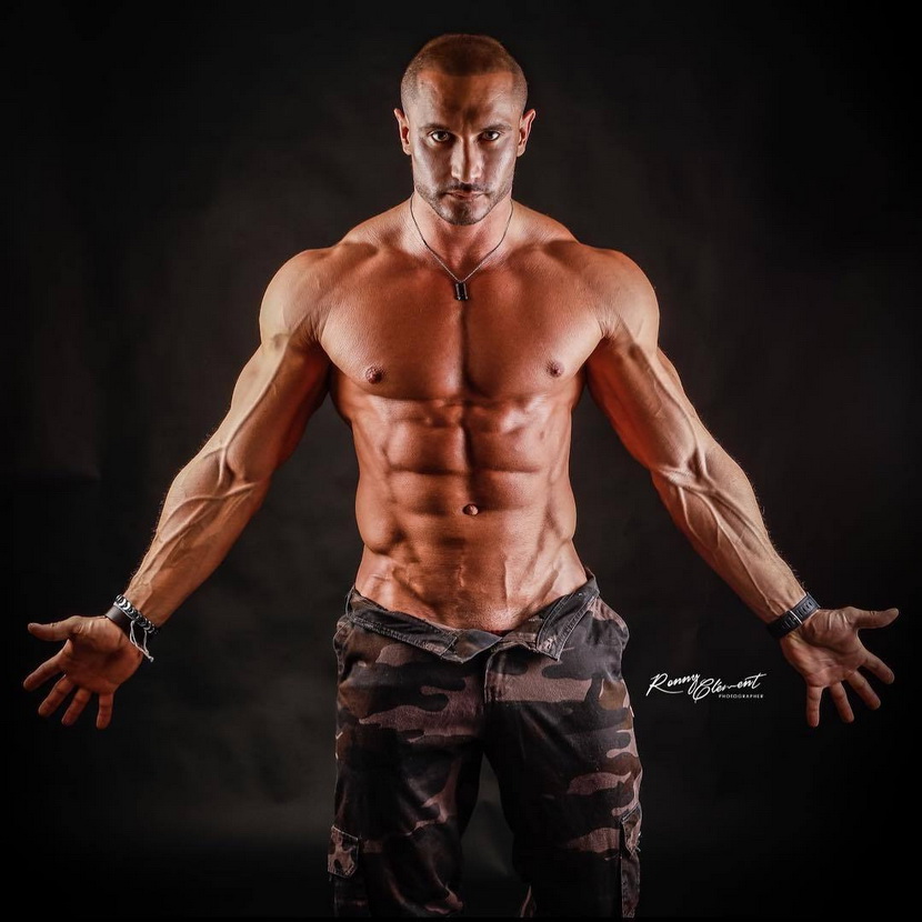MUSCULAR MODELS (Click on this title to go to a gallery of 14 photos ...
