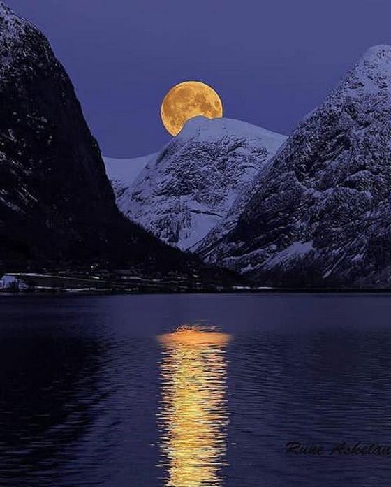 Moon reflection | MATTHEW'S ISLAND