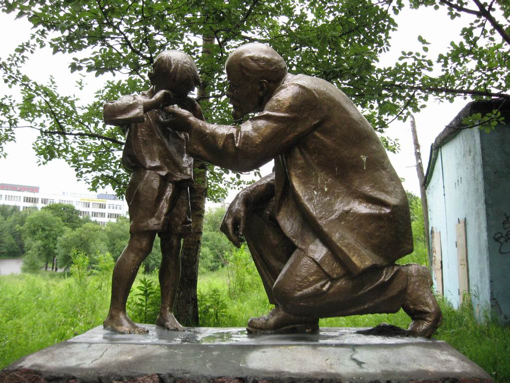 Statue of Lenin consoling a crying boy | MATTHEW'S ISLAND