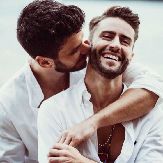 MEN KISSING (Click on this title to go to a gallery of 13 photos ...