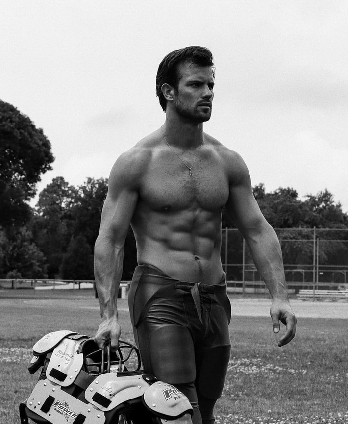 FOOTBALL PLAYER MODELS (Click on this title to go to a gallery of 17 ...