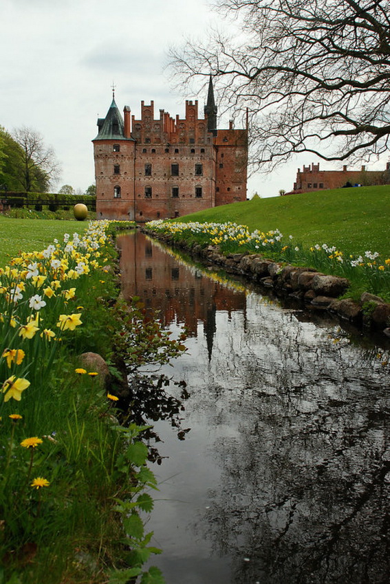 Egeskov Castle, Denmark (photo by Marek M.) | MATTHEW'S ISLAND
