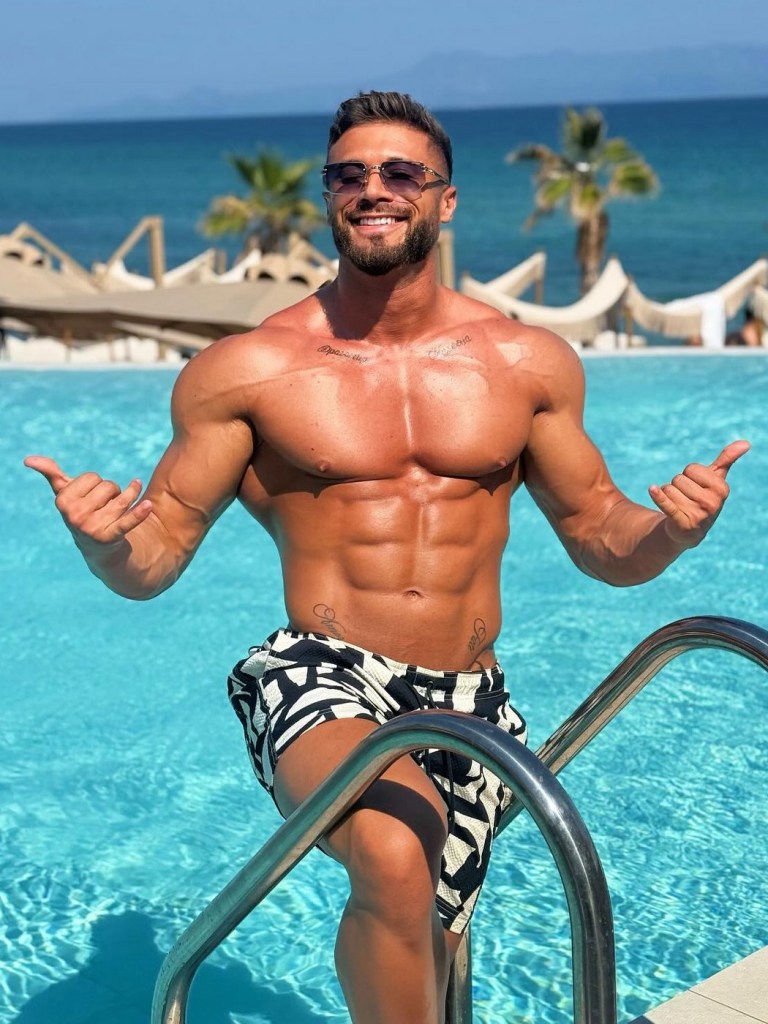 MODELS AT THE POOL/À LA PISCINE (Click on this title to go to a gallery of 15 photos) | MATTHEW ...